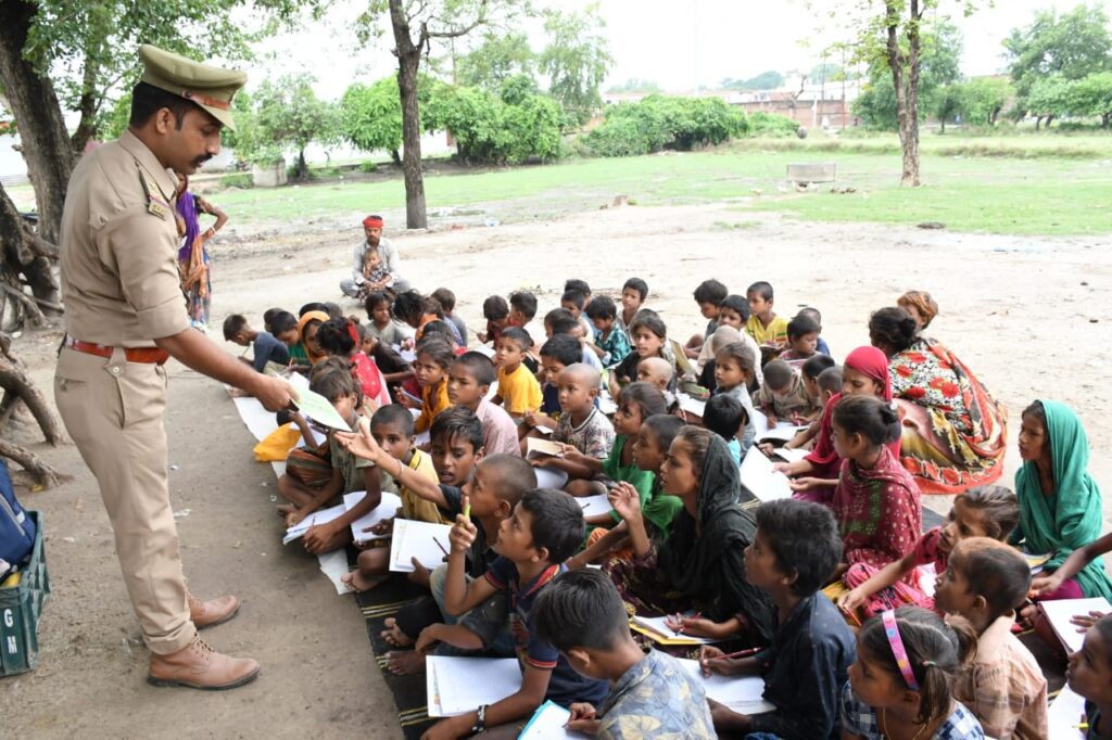Ayodhya Cop Teaches Beggars’ Children in His ‘Apna School’ Under a Tree ...