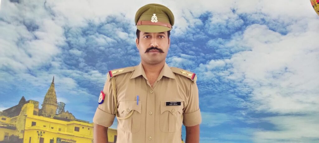 Ayodhya Cop Teaches Beggars’ Children in His ‘Apna School’ Under a Tree - https ...